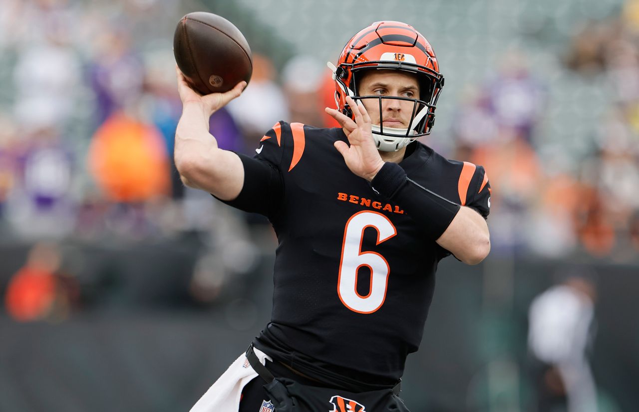 QB Browning re-signs with Bengals through 2025